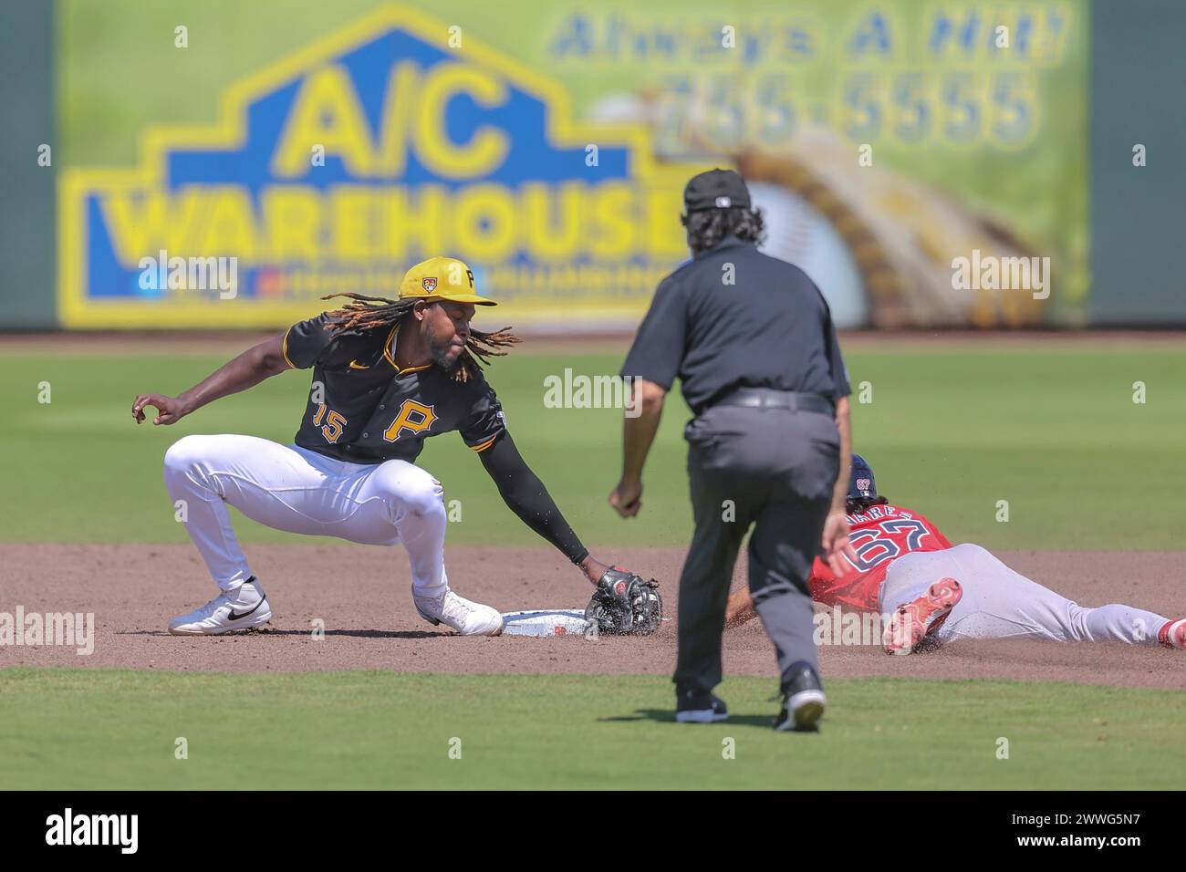 Bradenton, FL: Pittsburgh Pirates shortstop Oneil Cruz (15) gets the ...