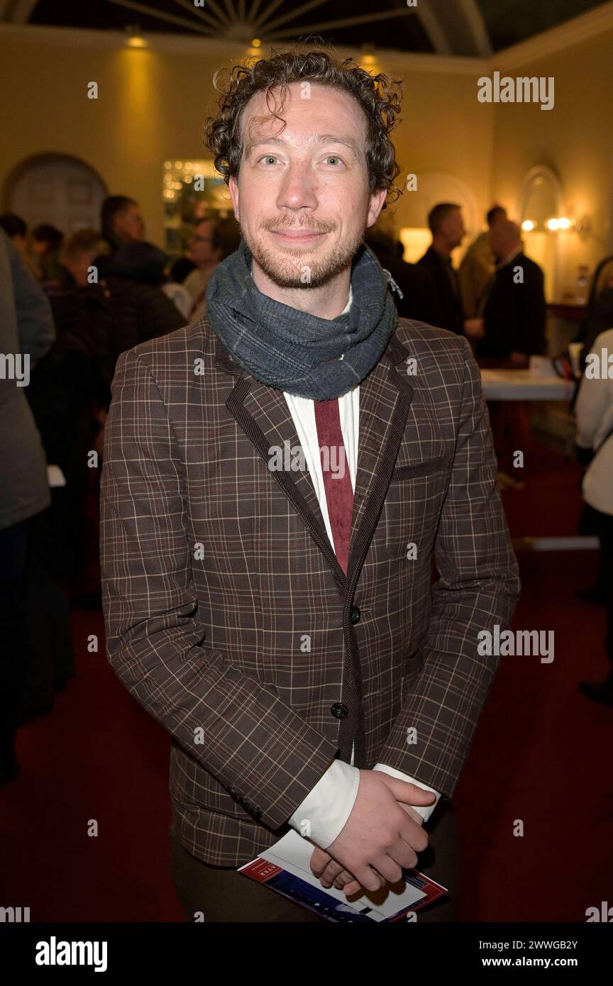 Lukas Benjamin Engel bei der Premiere des Theaterstücks Achtsam morden ...