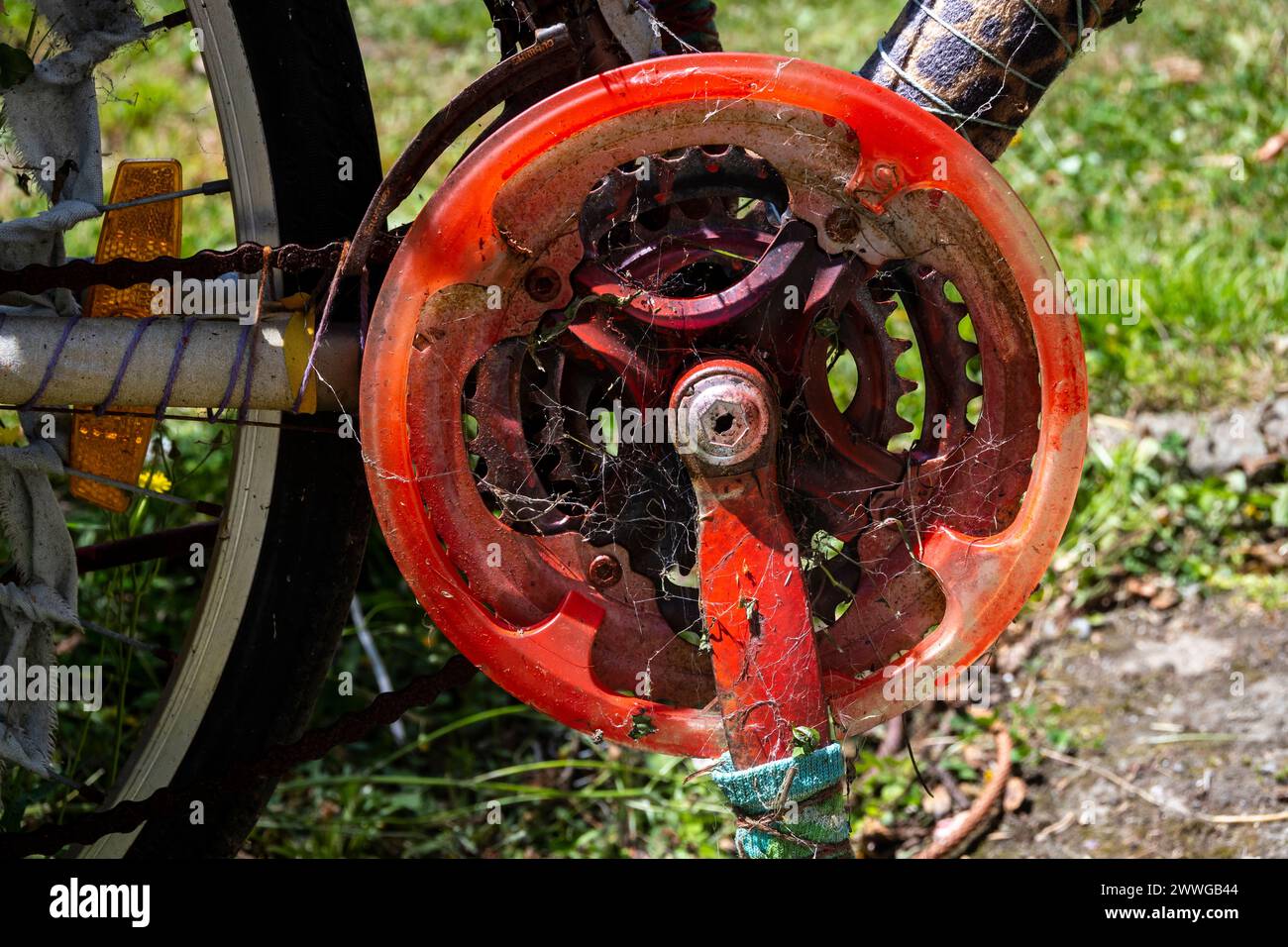 Red cycle wheel hi-res stock photography and images - Alamy