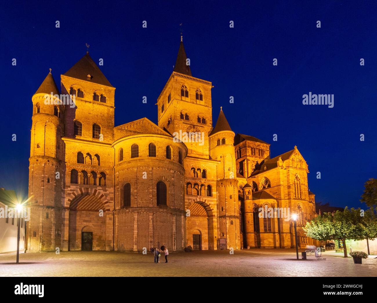Trier: Trier Cathedral (left), church Liebfrauenkirche (right) in Mosel ...