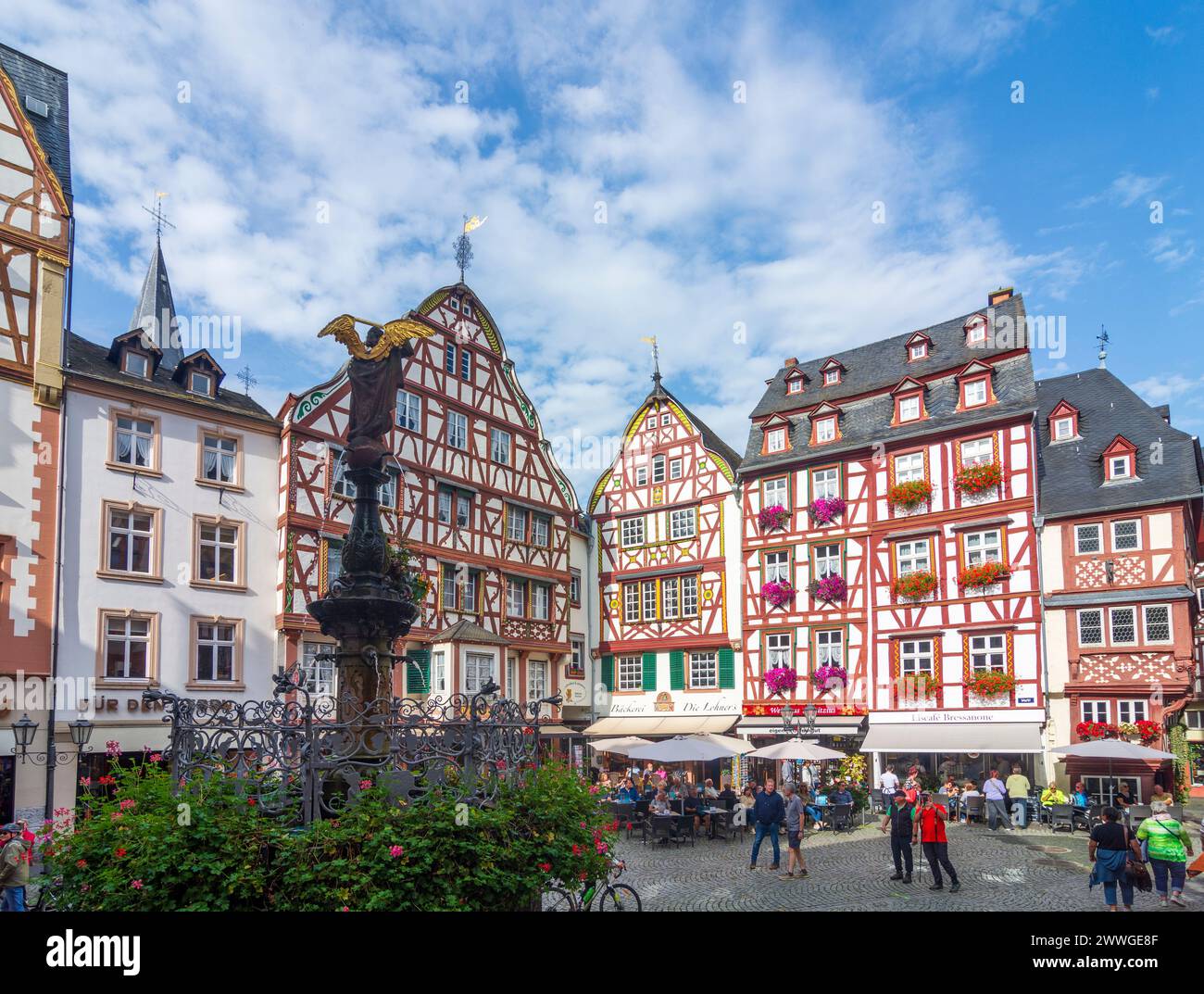 Bernkastel-Kues: square Marktplatz, half-timbered houses, open air ...