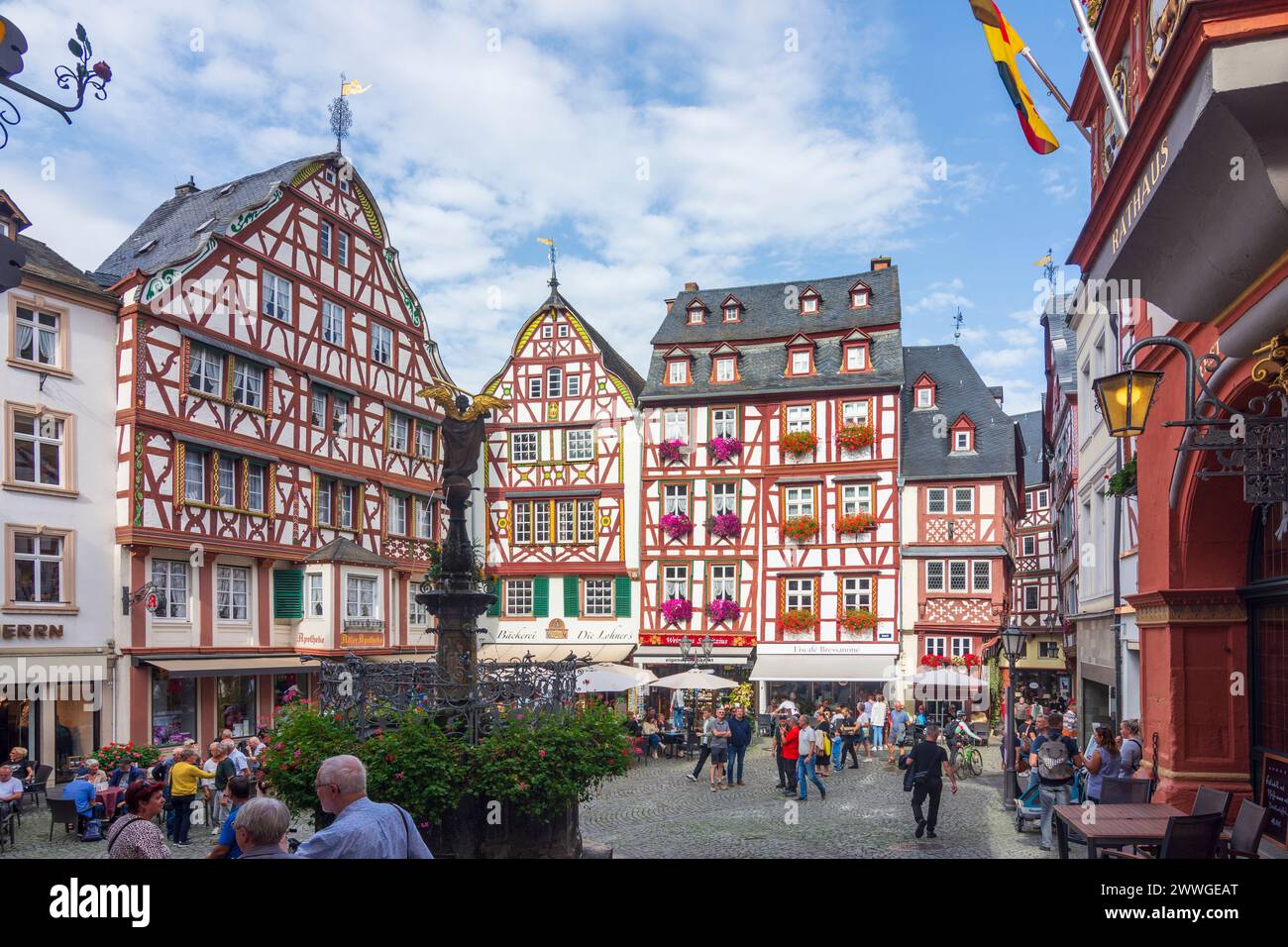 Bernkastel-Kues: square Marktplatz, half-timbered houses, open air ...