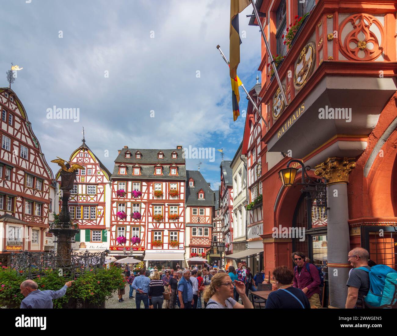 Bernkastel-Kues: square Marktplatz, half-timbered houses, open air ...
