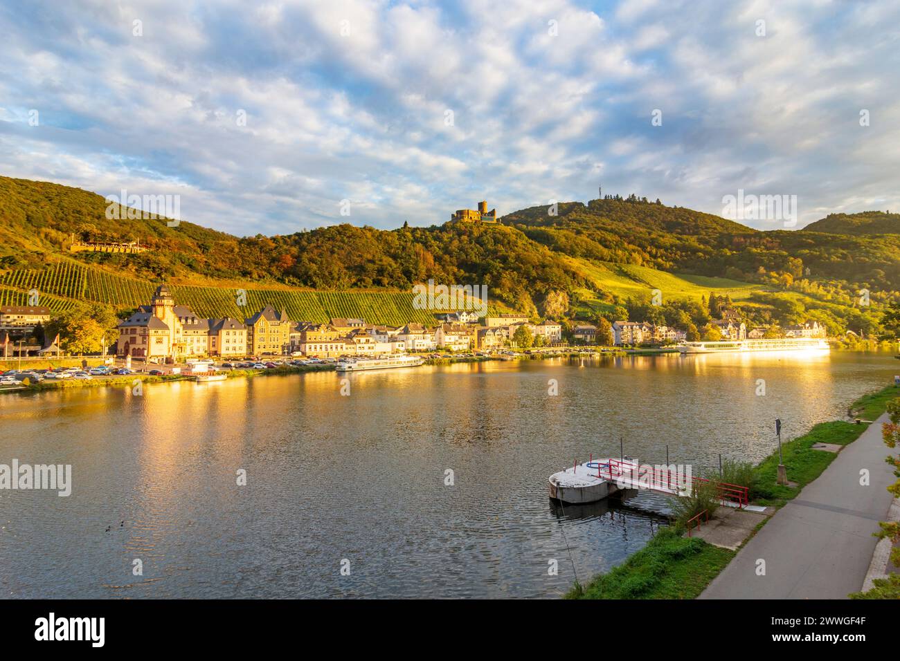 Bernkastel-Kues: Bernkastel Old Town, bridge above river Mosel (Moselle ...