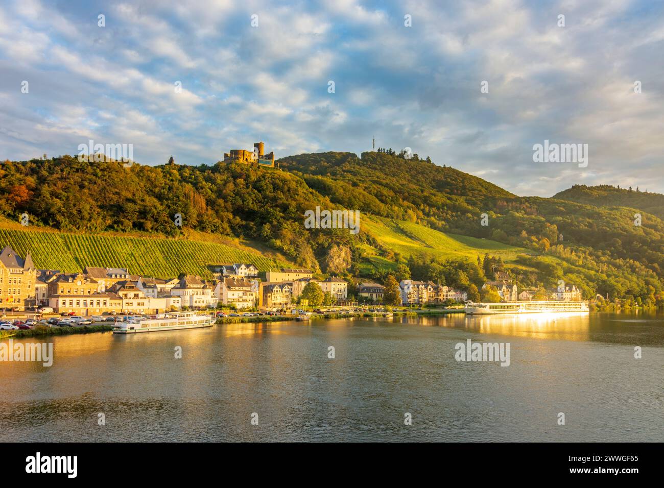 Bernkastel-Kues: Bernkastel Old Town, bridge above river Mosel (Moselle ...