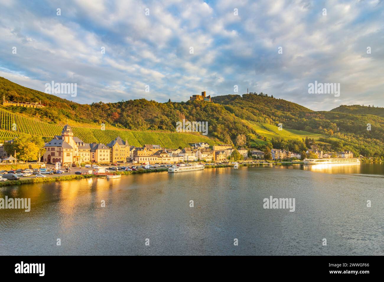Bernkastel-Kues: Bernkastel Old Town, bridge above river Mosel (Moselle ...
