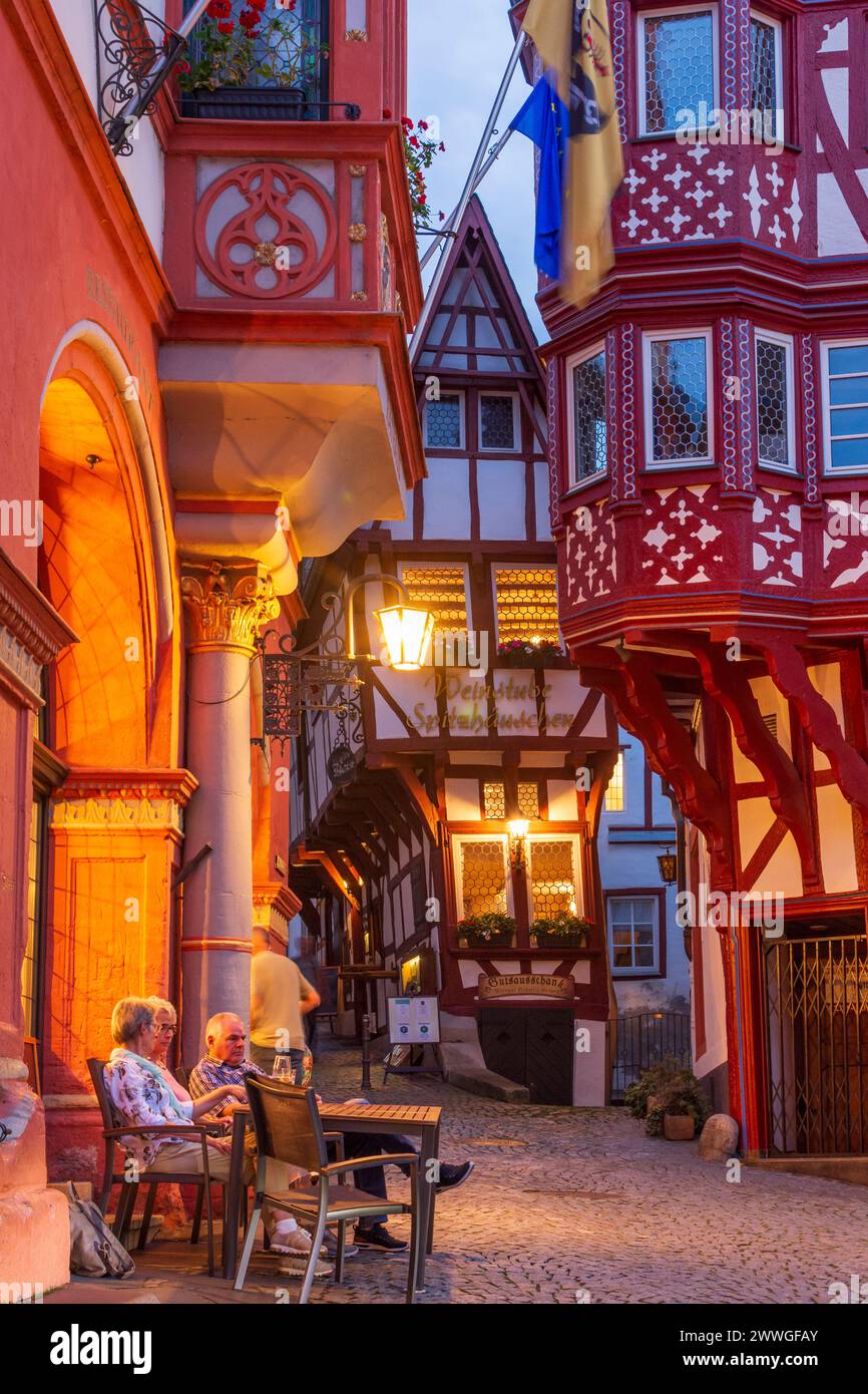 Bernkastel-Kues: square Marktplatz, half-timbered houses, open air ...