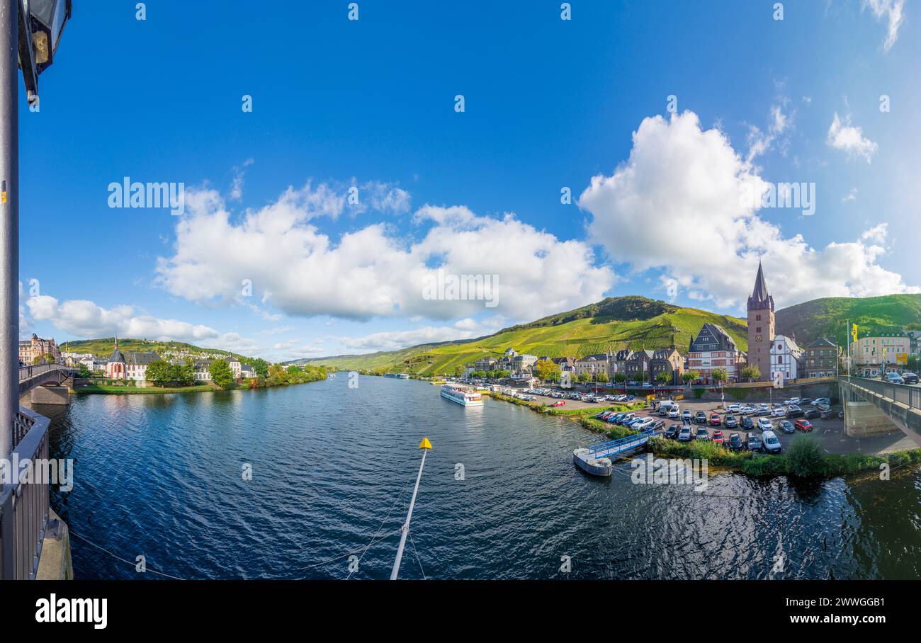 Bernkastel-Kues: Bernkastel Old Town, bridge above river Mosel (Moselle ...