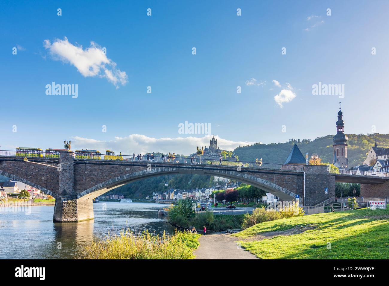 Cochem: river Mosel (Moselle), Skagerrak Bridge, Reichsburg Cochem ...