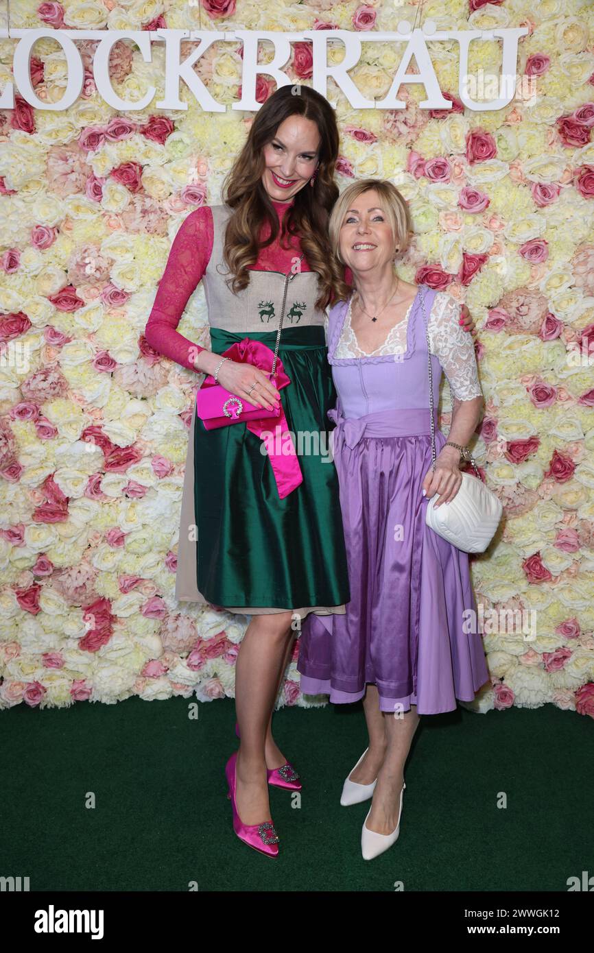 Yvonne Bhatia mit PR-Lady Ingar Kroll, Wahl zur Hamburger Bierkönigin ...