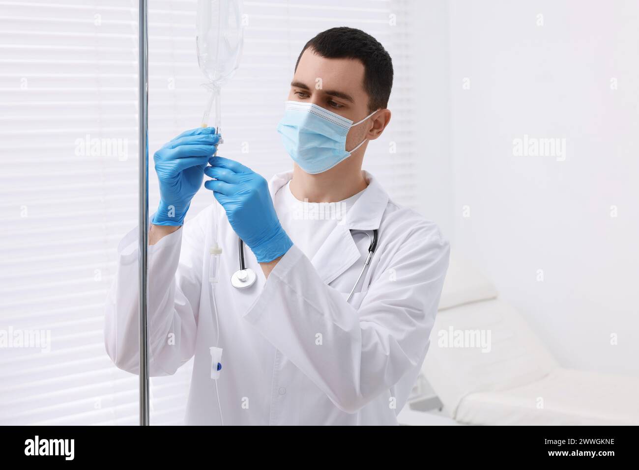 Doctor setting up iv hi-res stock photography and images - Alamy