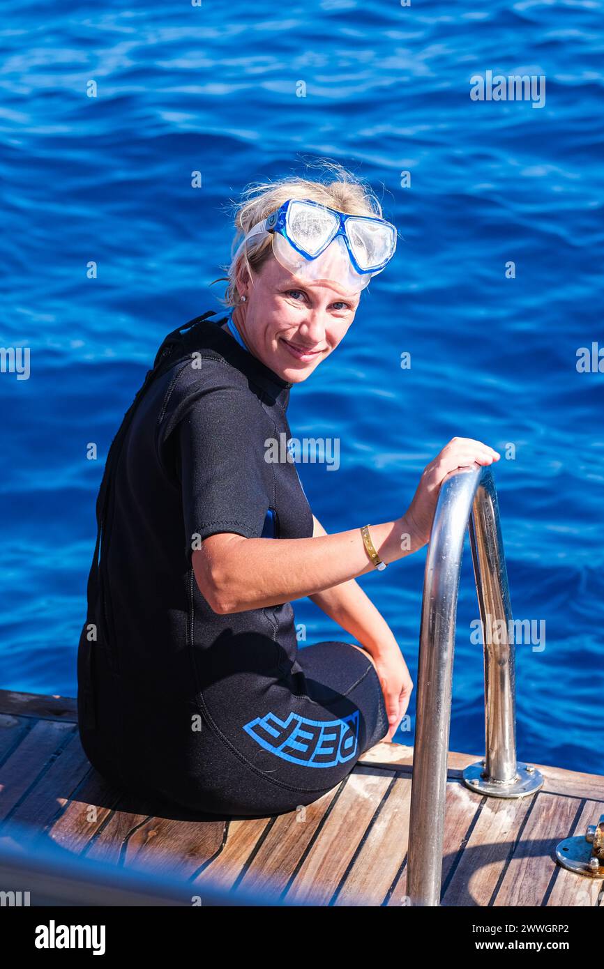 Scuba diver before diving. A diving lesson in open water Stock Photo ...
