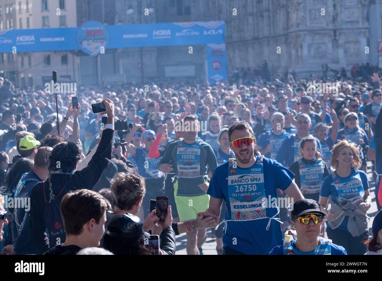 Milano, Italia. 24th Mar, 2024. Piazza Duomo. Partenza della Stramilano ...