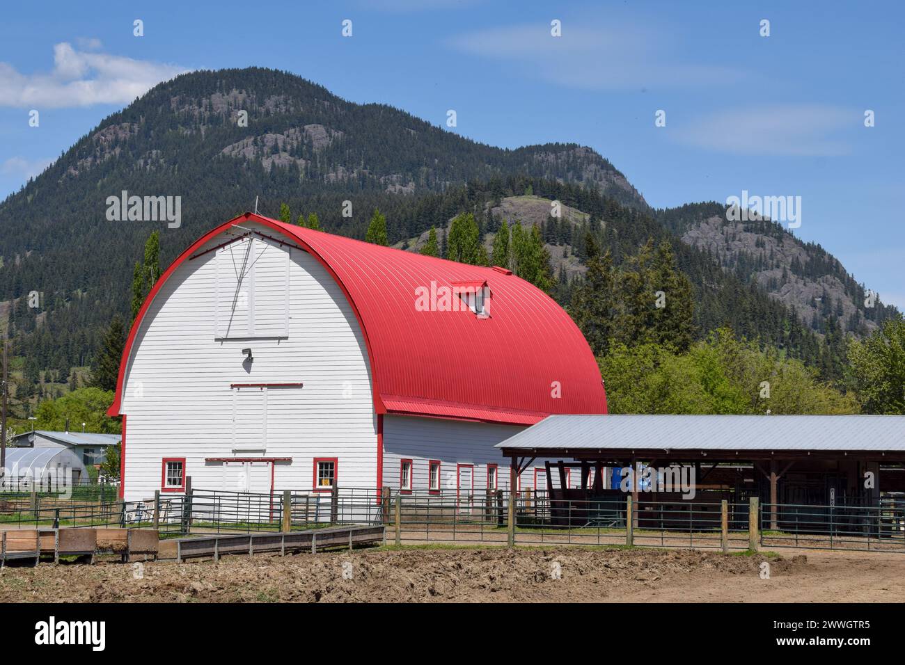 White barn green roof hi-res stock photography and images - Alamy