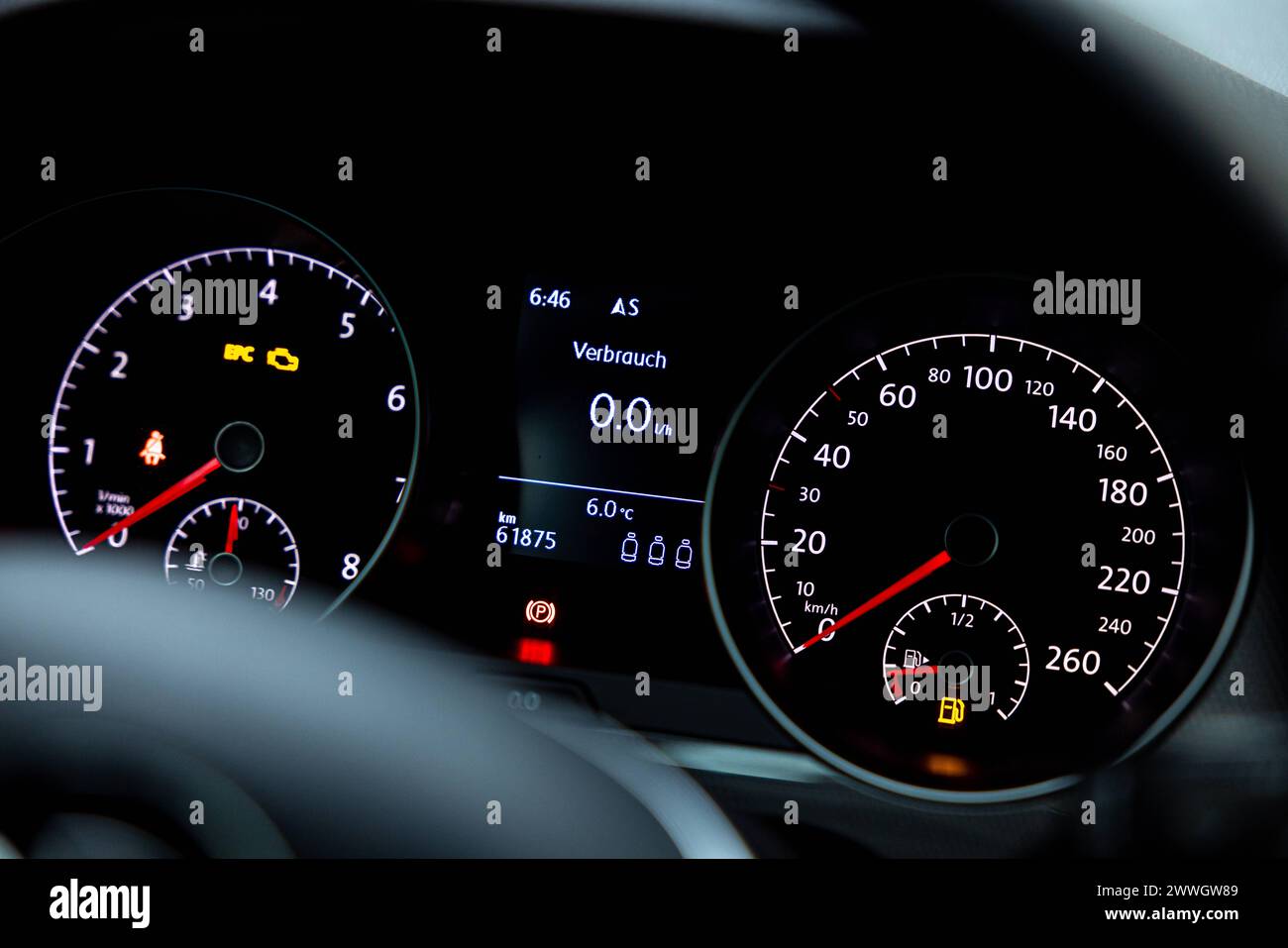 Symbolbild leere Tankanzeige in einem Auto. Deutschland: Die ...