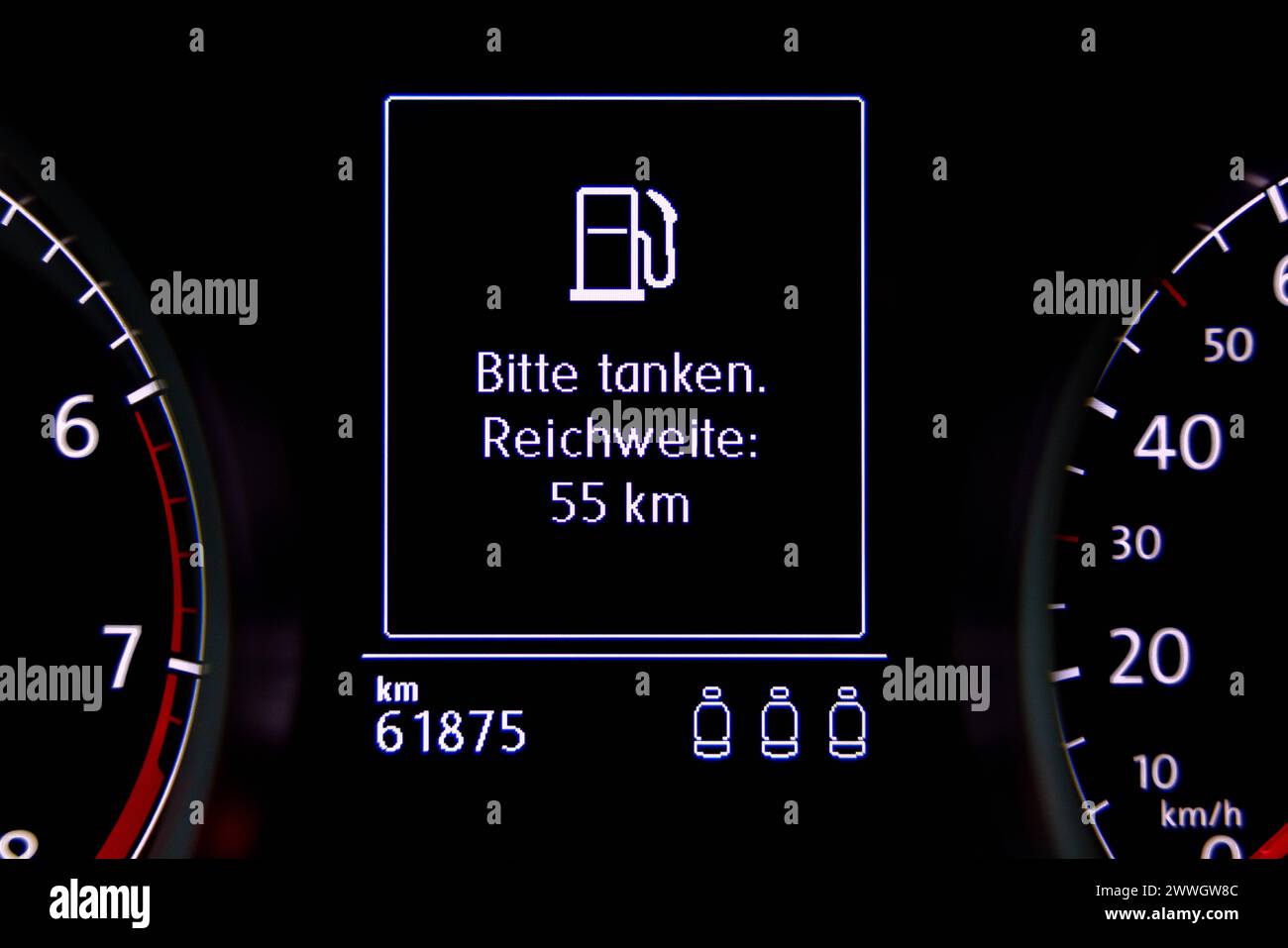 Symbolbild leere Tankanzeige in einem Auto. Deutschland: Eine Warnung ...