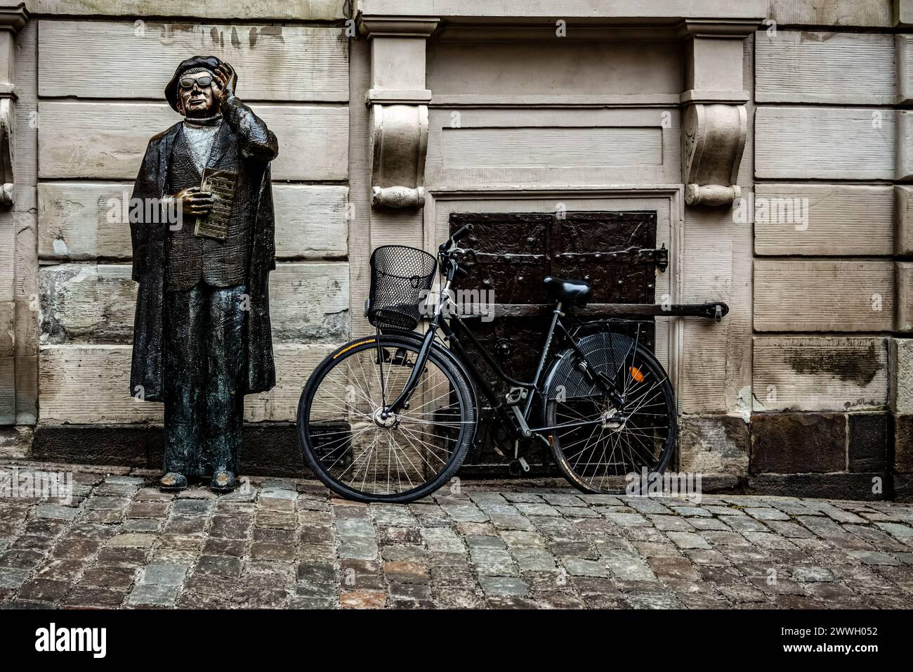 Cobblestone installation hi-res stock photography and images - Alamy