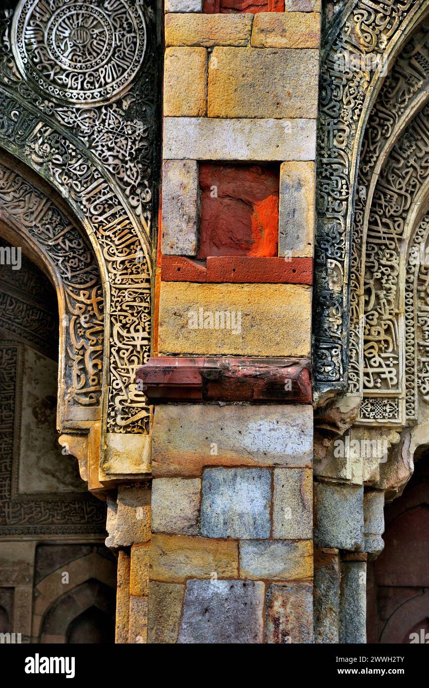 Carvings on the wall and ceiling of Bada Gumbad Mosque, Lodi Garden ...