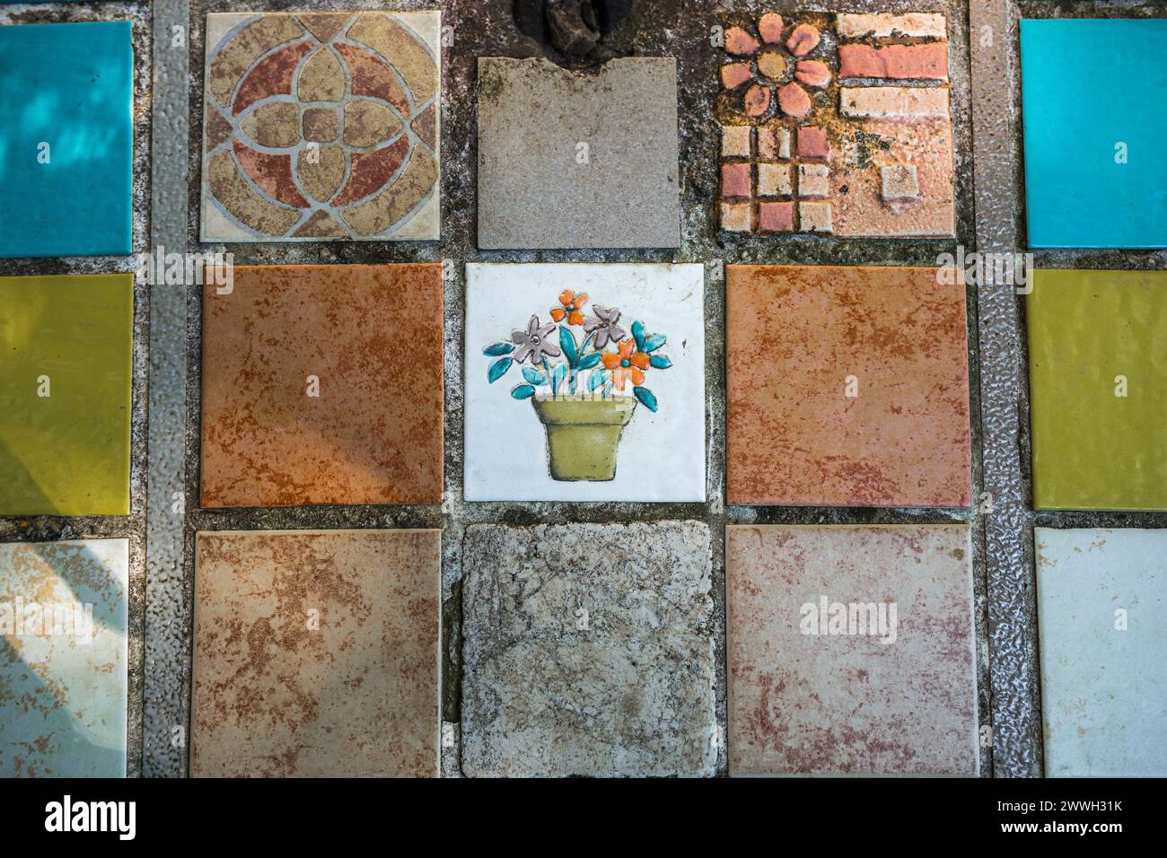 Flower tile design hi-res stock photography and images - Alamy