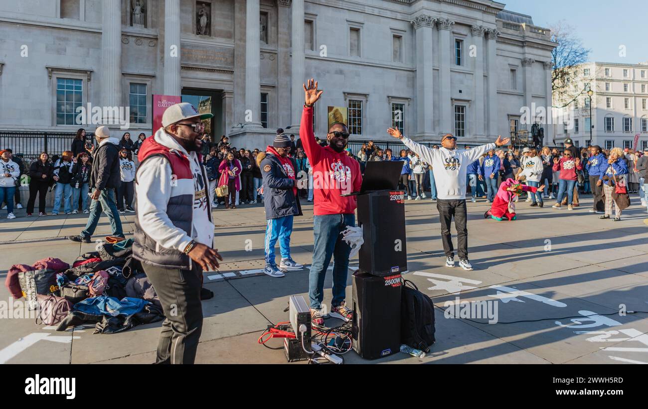 Music and prayer of Streams Of Joy London group at a live impromptu ...