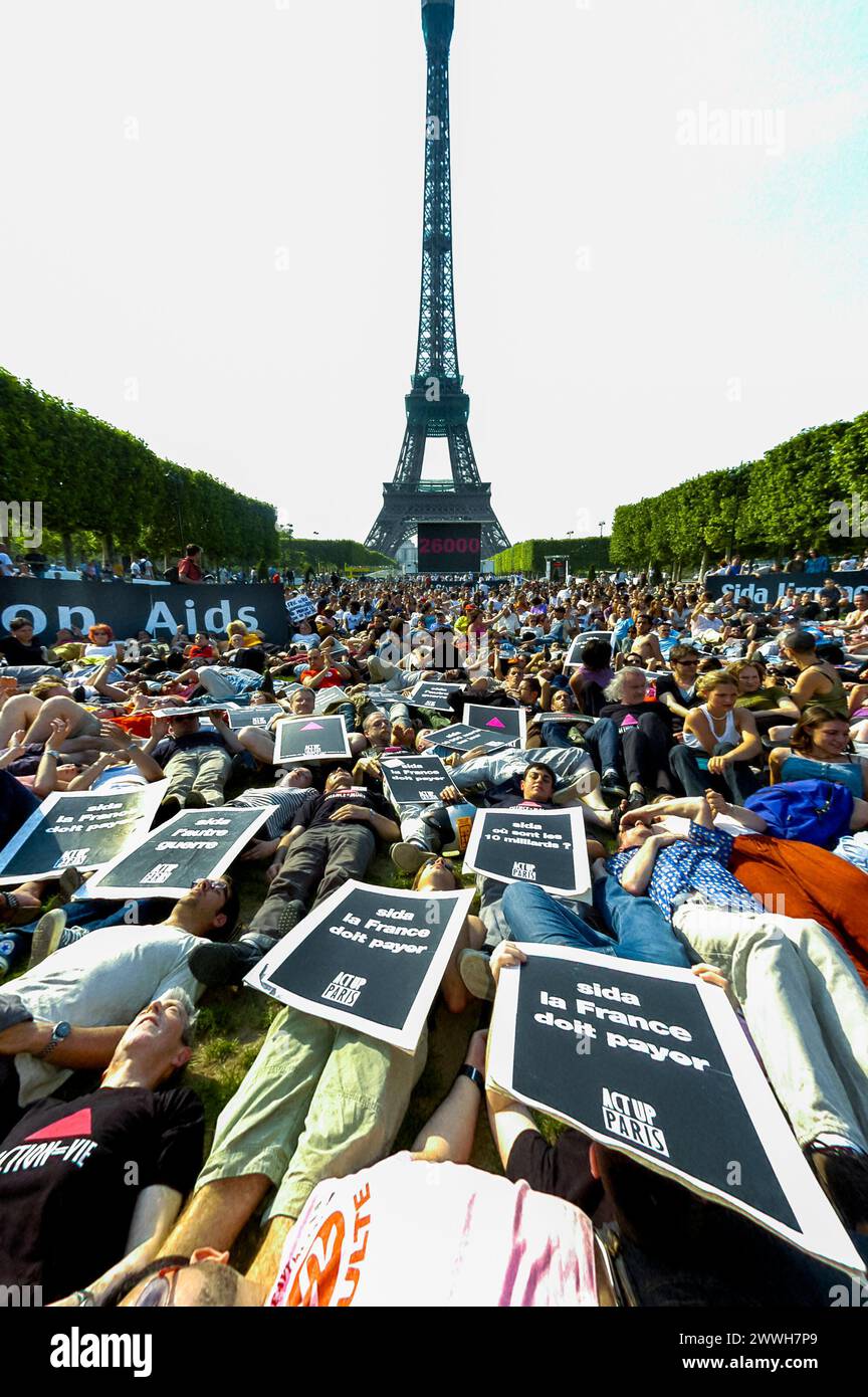 Paris, France, Large Crowd People, Laying Down on Lawn front of Eiffiel ...