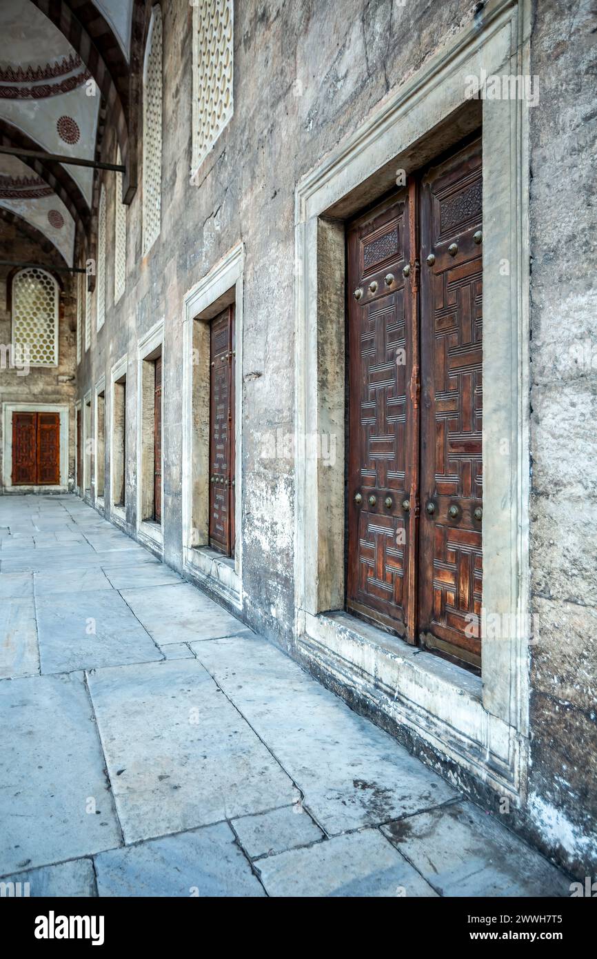 Mosque doors hi-res stock photography and images - Alamy