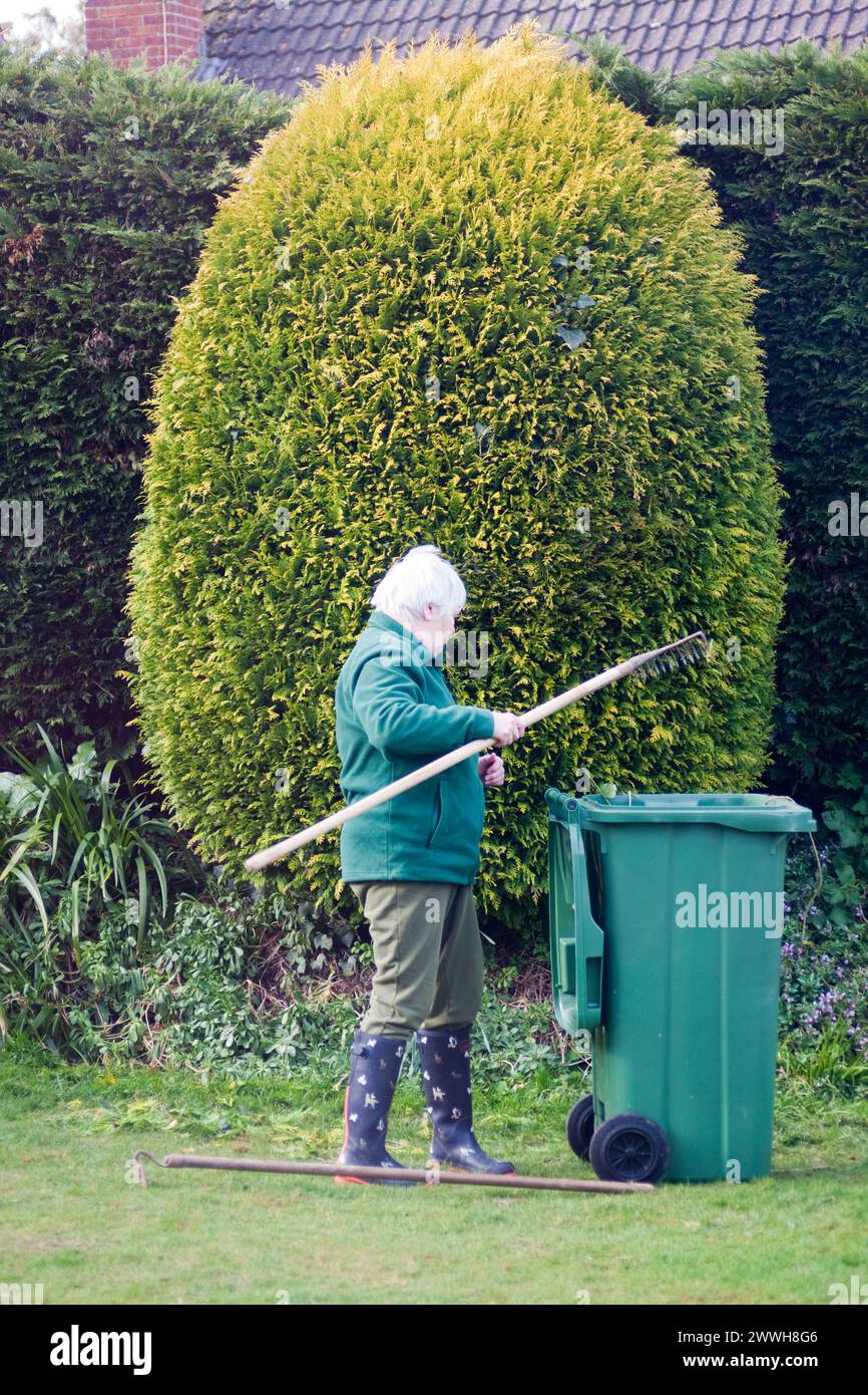 Uk spring hedge back garden hi-res stock photography and images - Alamy