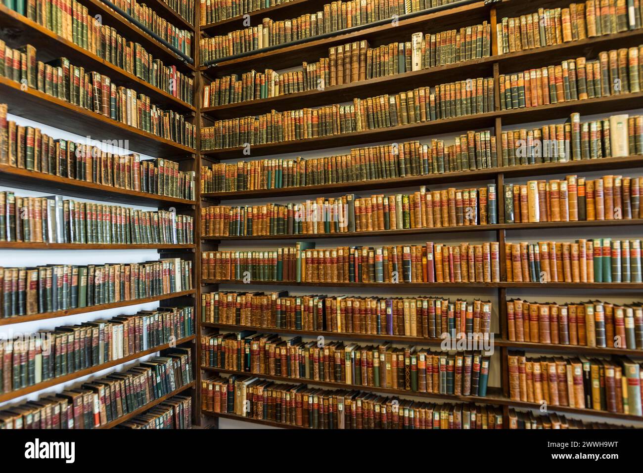 Old library book shelves hi-res stock photography and images - Alamy