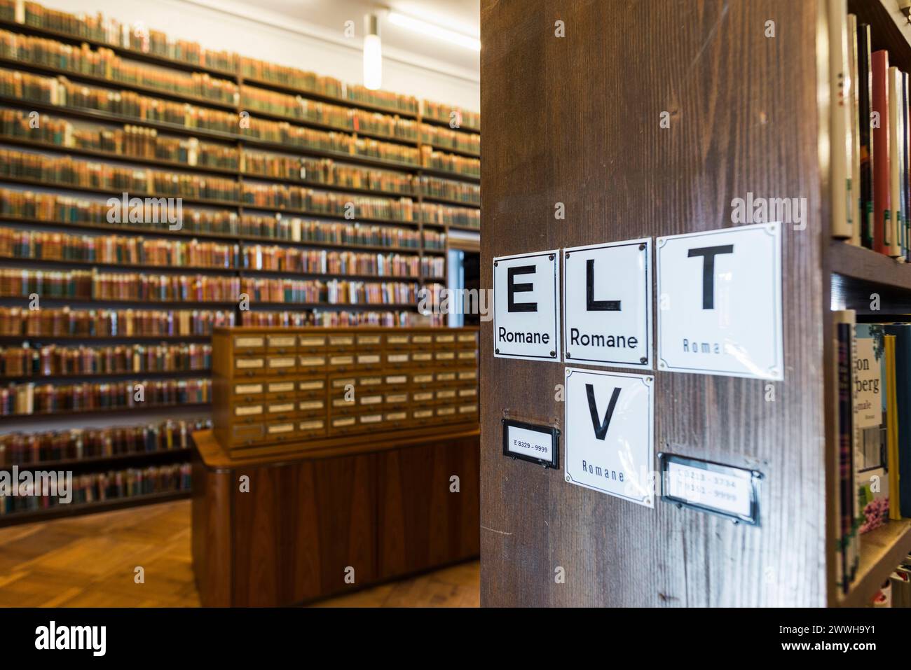 Old library book shelves hi-res stock photography and images - Alamy