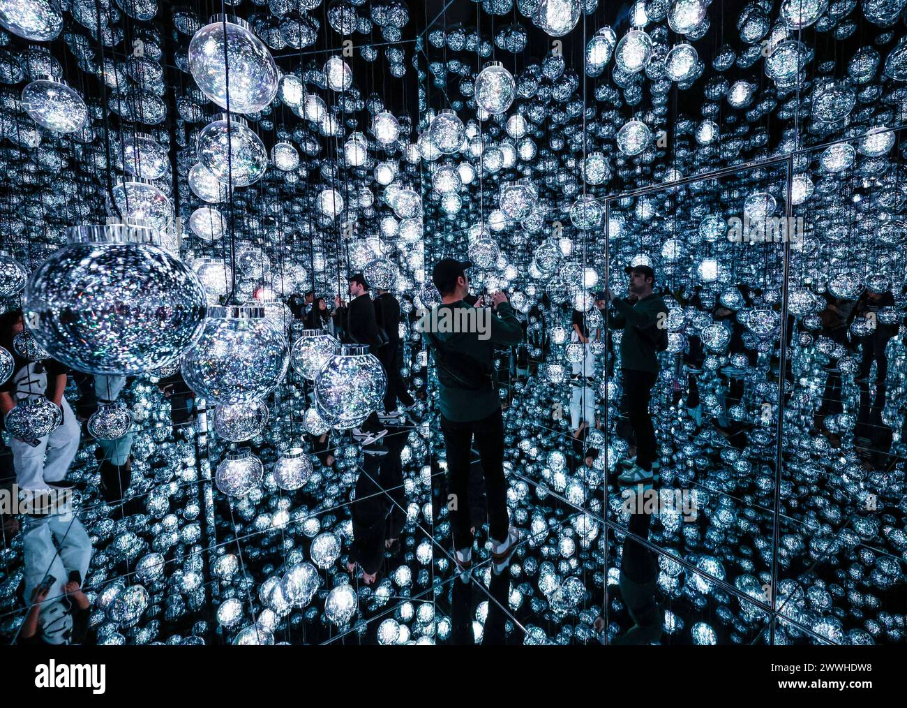 TEAMLAB BORDERLESS TOKYO Stock Photo - Alamy