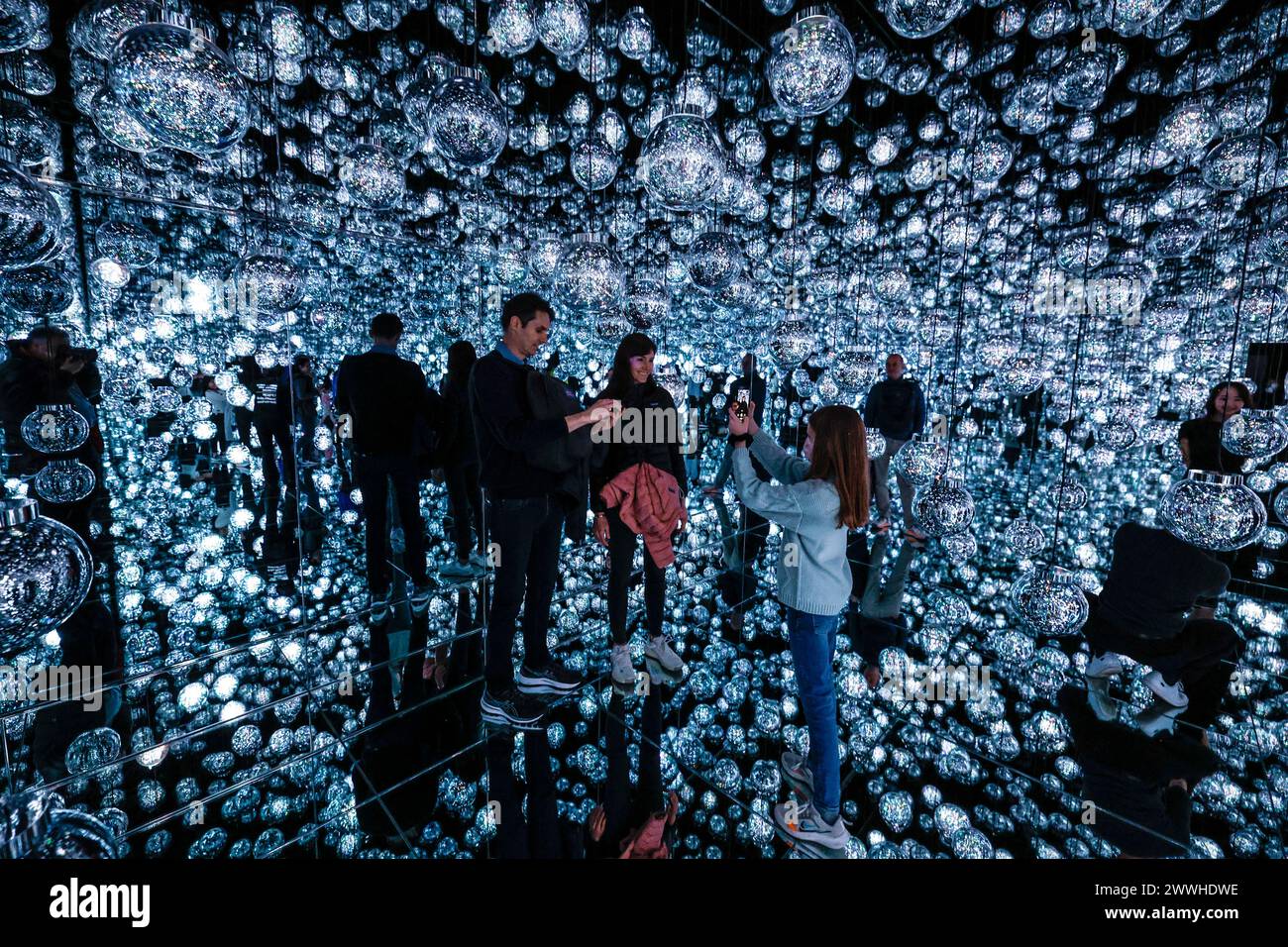 TEAMLAB BORDERLESS TOKYO Stock Photo - Alamy