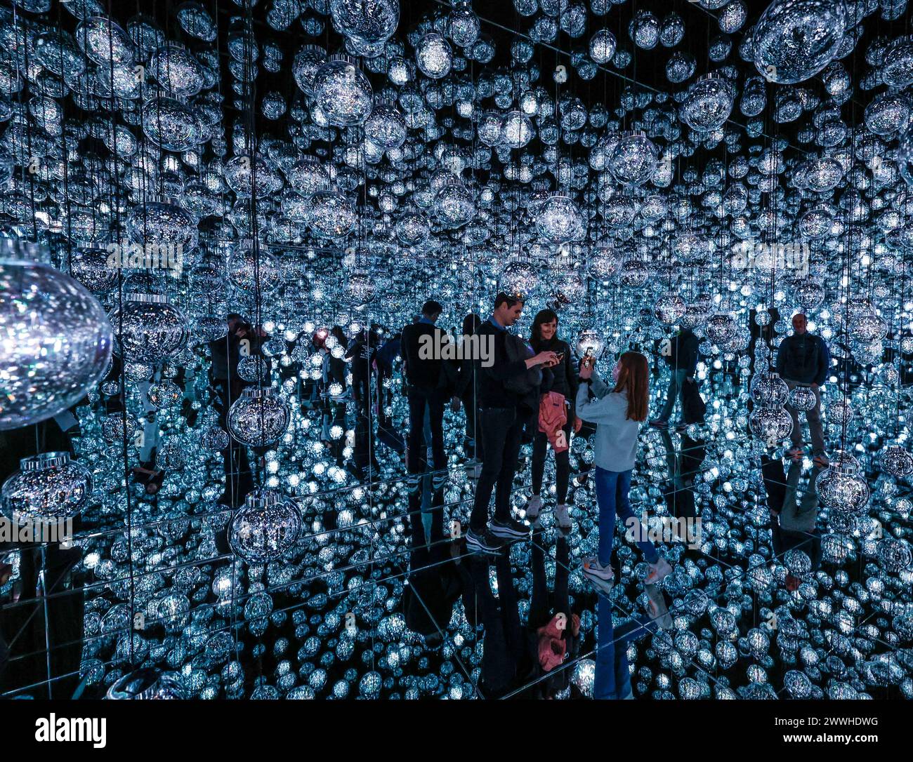 TEAMLAB BORDERLESS TOKYO Stock Photo - Alamy