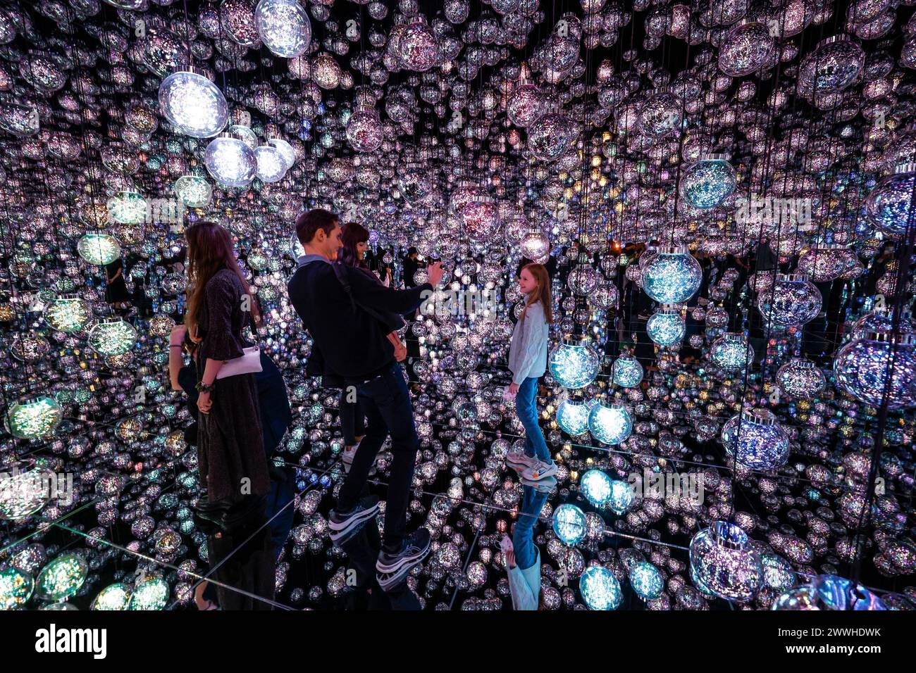 TEAMLAB BORDERLESS TOKYO Stock Photo - Alamy