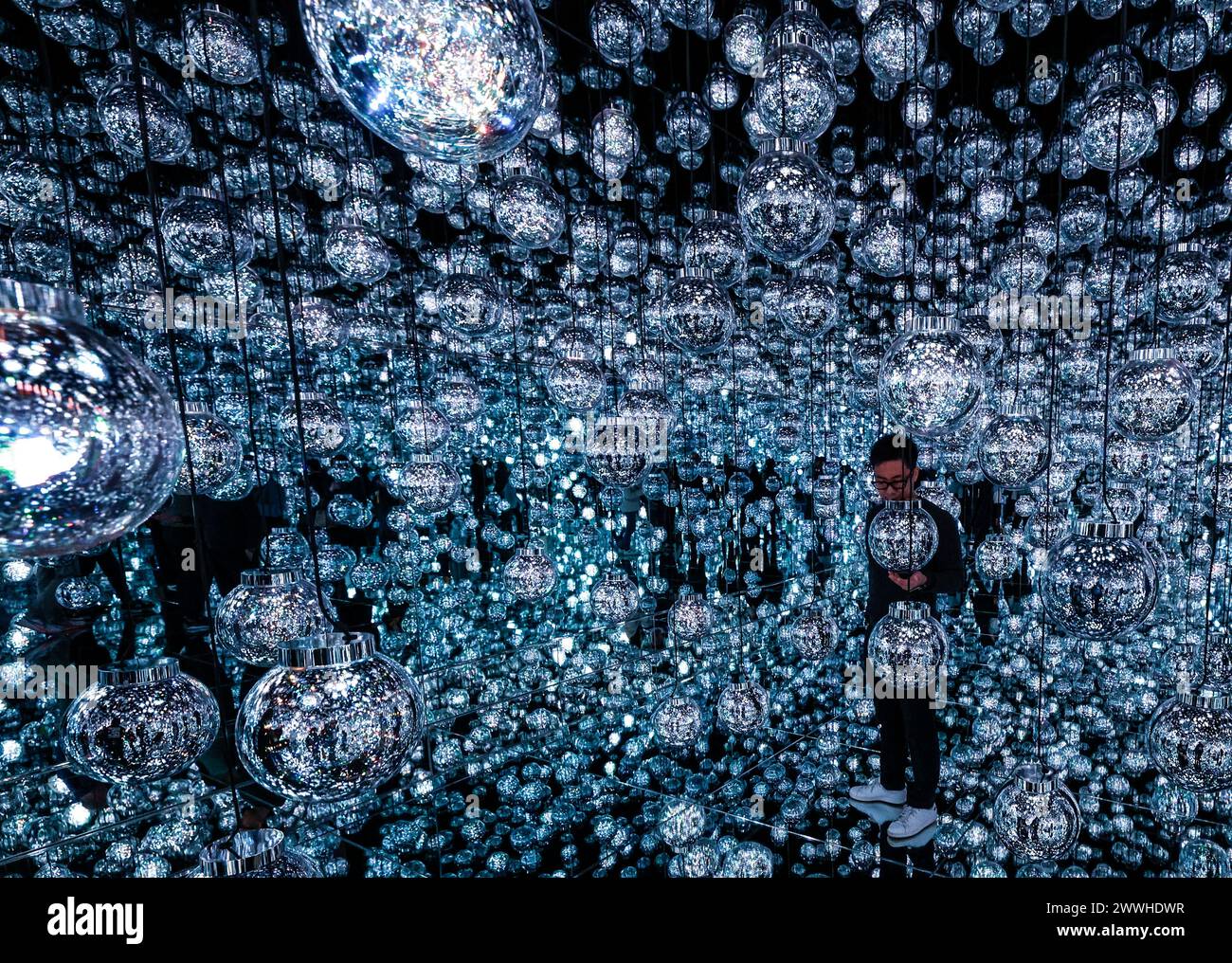 TEAMLAB BORDERLESS TOKYO Stock Photo - Alamy