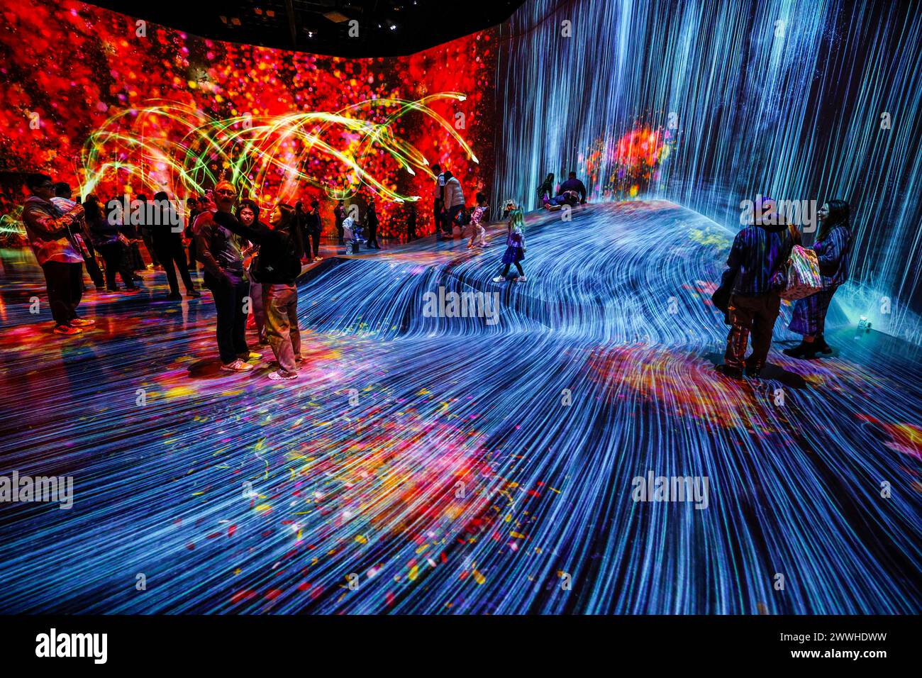 TEAMLAB BORDERLESS TOKYO Stock Photo - Alamy