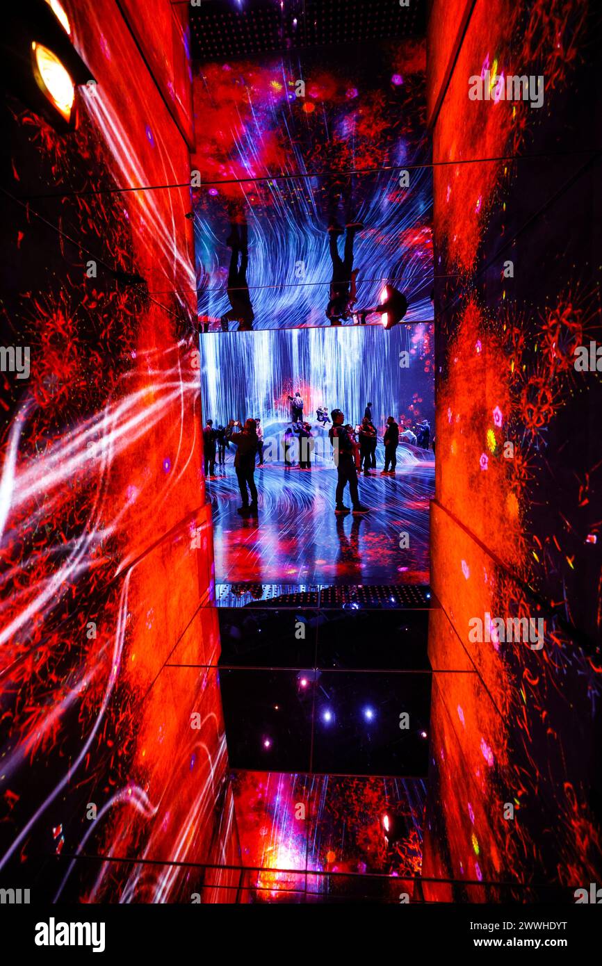 TEAMLAB BORDERLESS TOKYO Stock Photo - Alamy