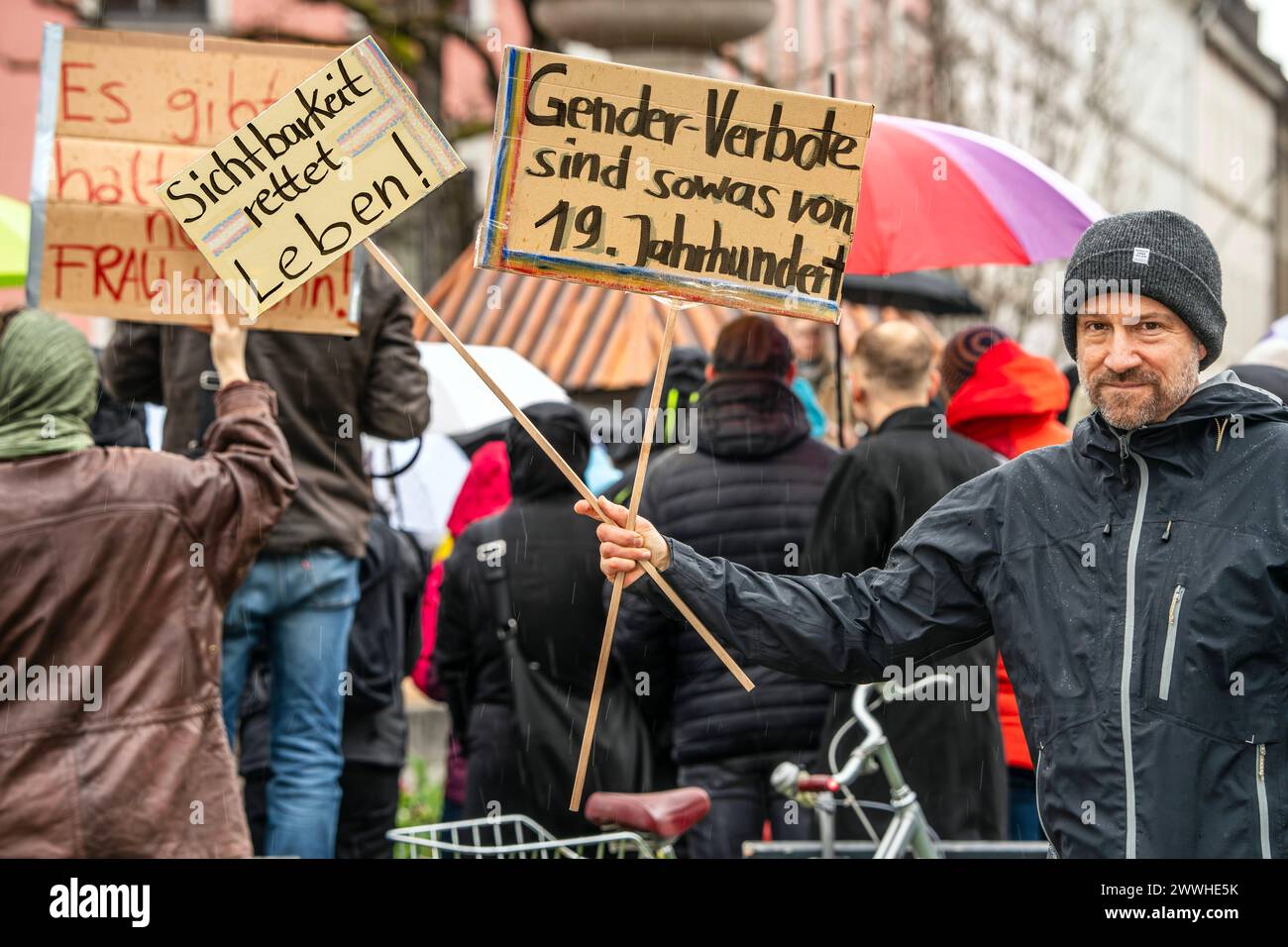 Demo gegen Genderverbot, Schild Sichtbarkeit rettet Leben, München ...