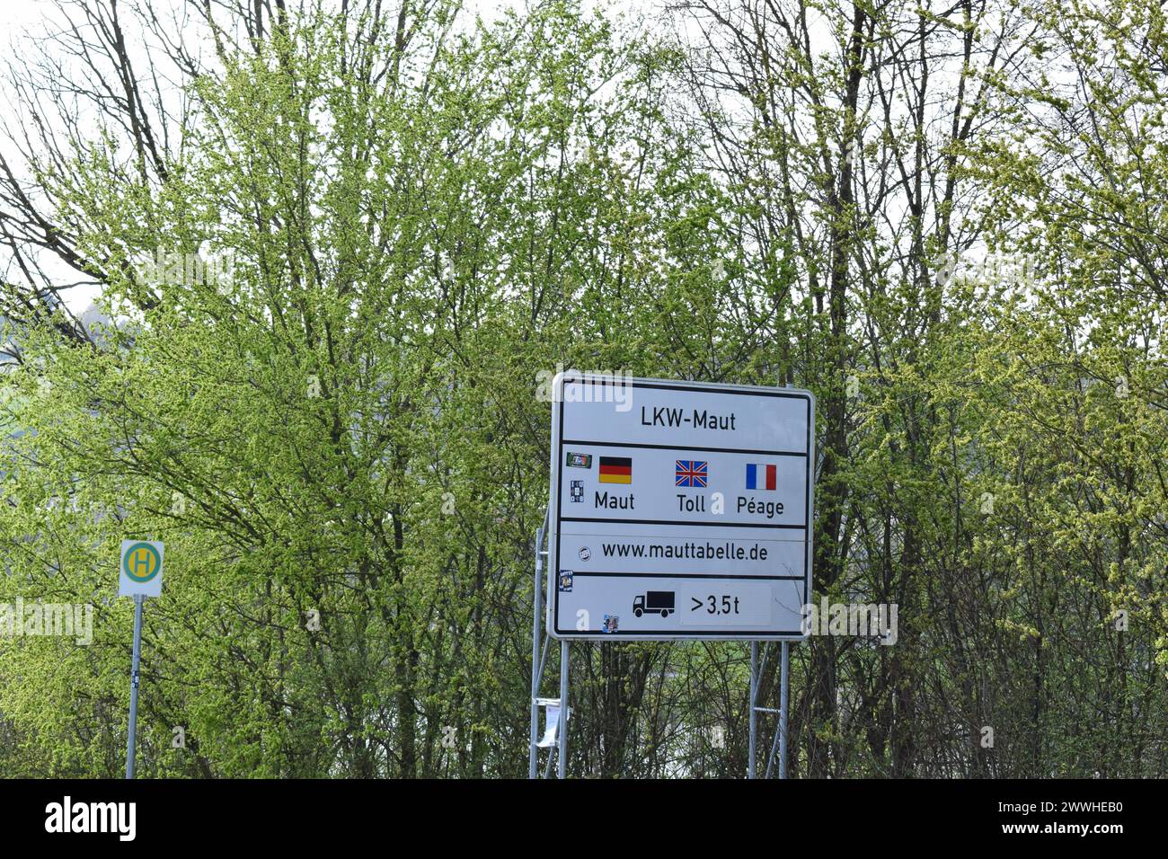 Entering town sign trees hi-res stock photography and images - Alamy
