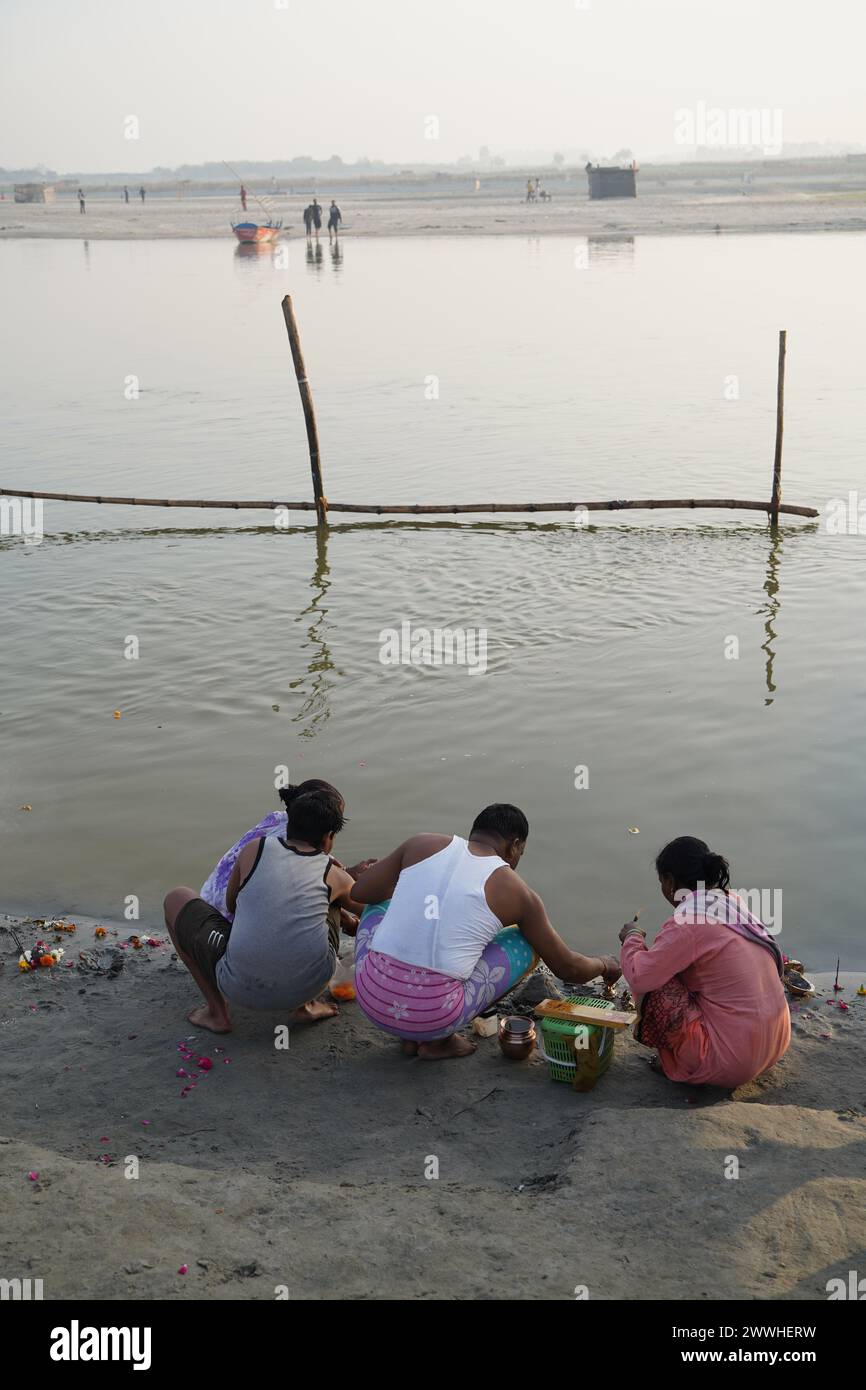 People performing rituals before the Holi at the Ganges. Sarsaiya Ghat ...