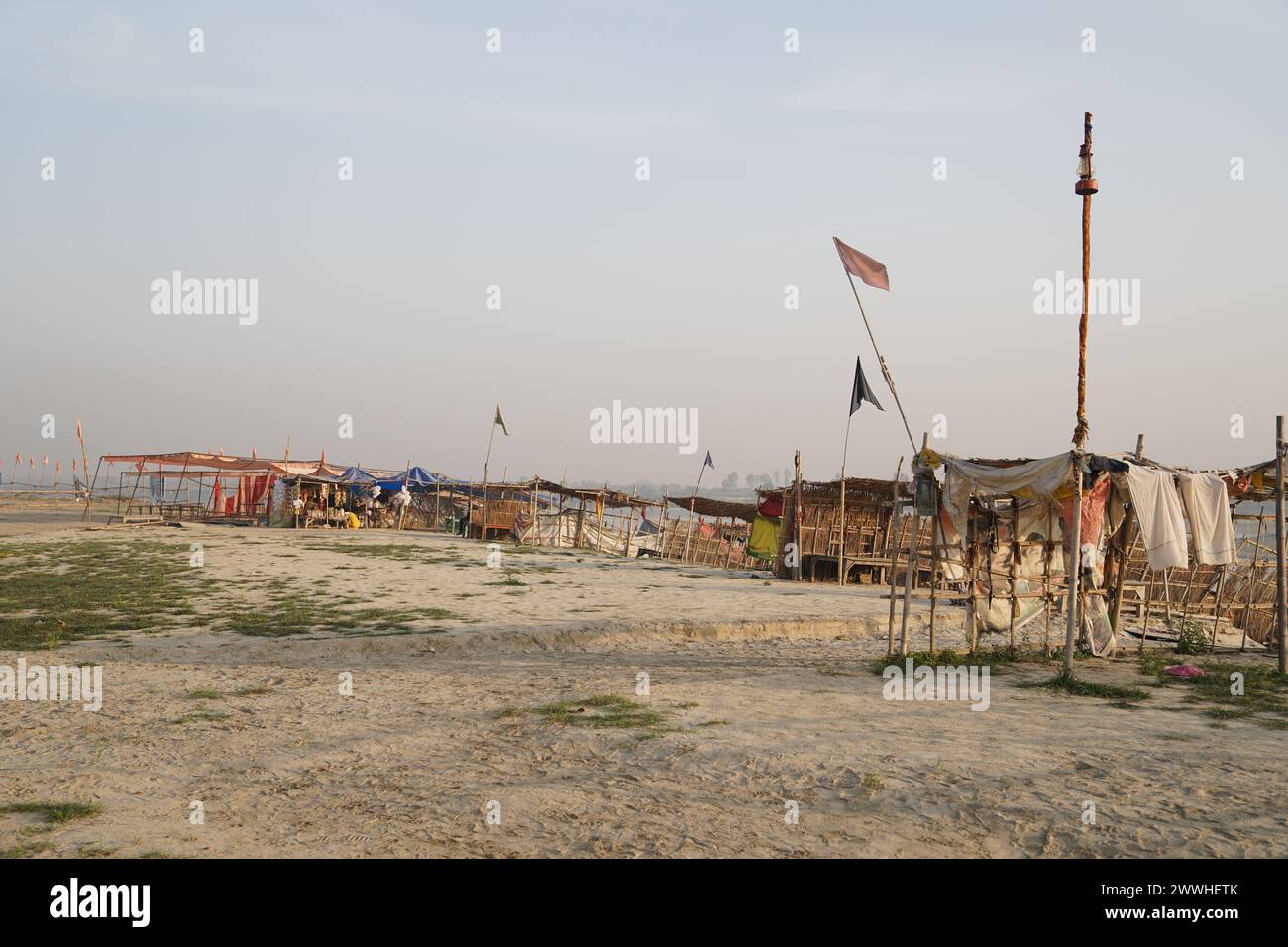 Jhuggis on riverbed of the Ganges. Sarsaiya Ghat, Kanpur, Uttar Pradesh ...