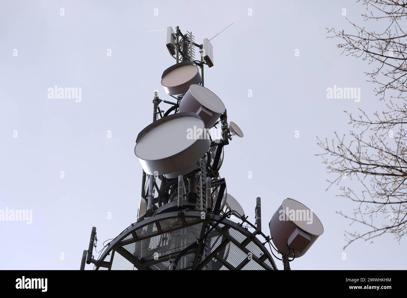 Funkmast 21.03.2024, Weimar, Mobilfunkmast mit 3G Antennen *** Radio ...
