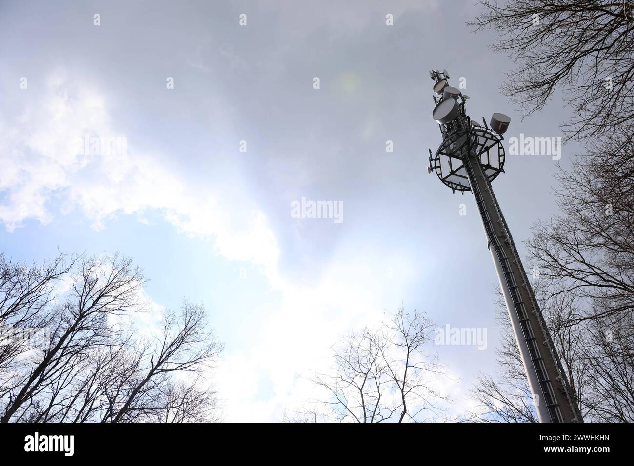 Funkmast 21.03.2024, Weimar, Mobilfunkmast mit 3G Antennen *** Radio ...