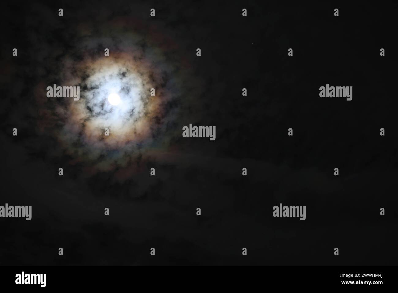 Mond 22.03.2024, Ostramondra, Halo um den Vollmond, Wolken und Wolkenstreifen sind um den Mond ...