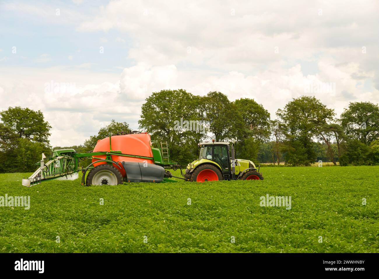 Tractor spray herbicide hi-res stock photography and images - Alamy