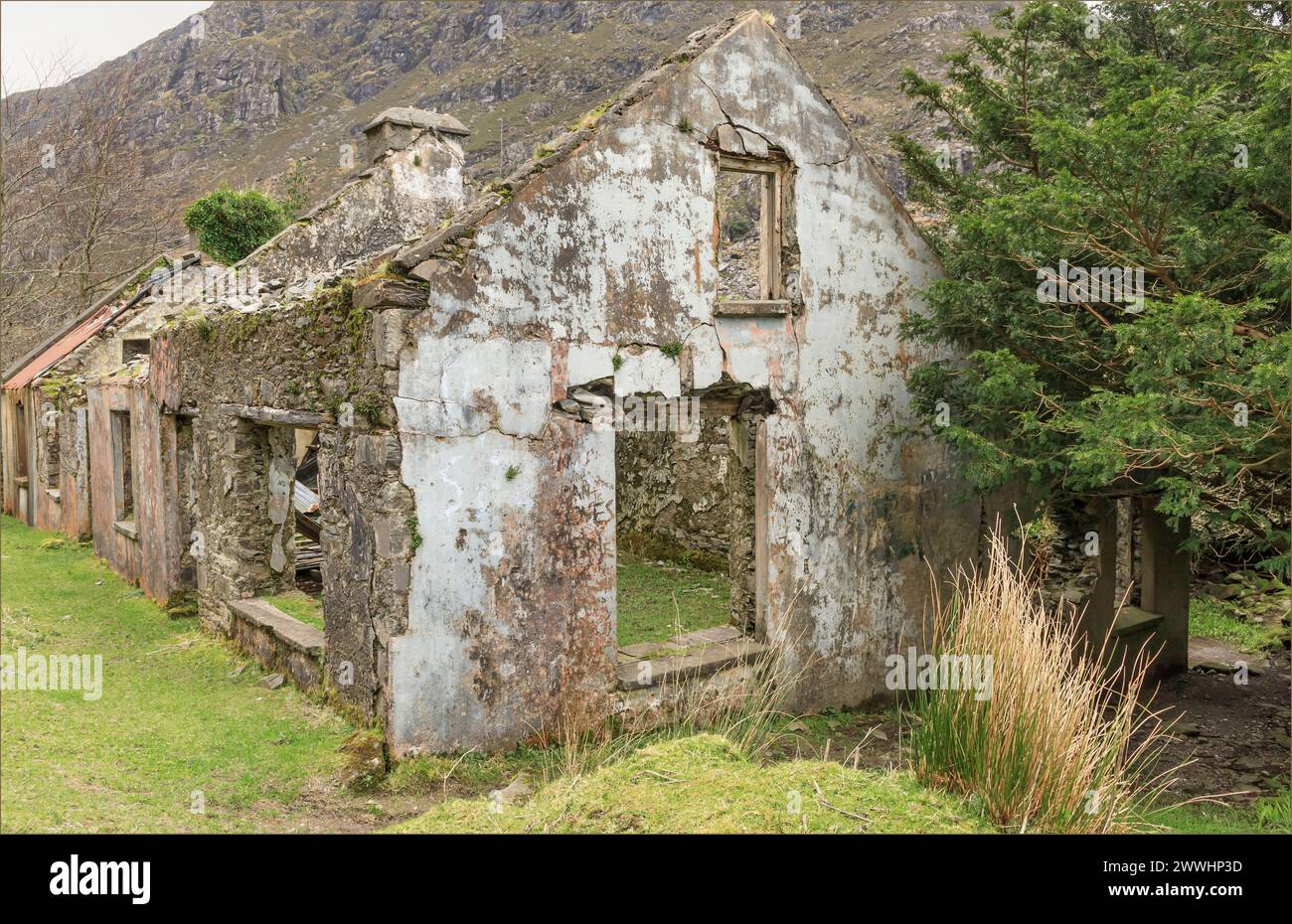 Old farm buildings ireland hi-res stock photography and images - Alamy