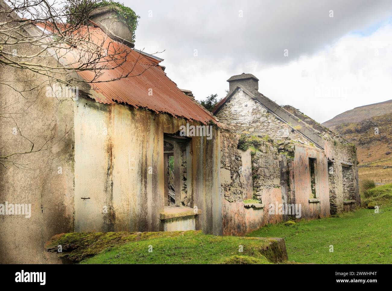 Old farm buildings ireland hi-res stock photography and images - Alamy