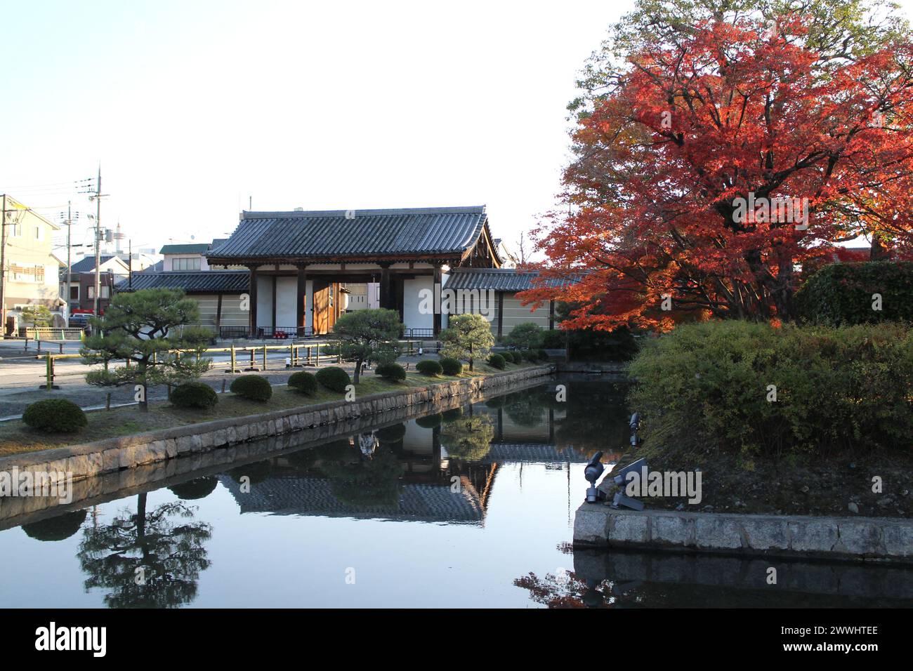 Toji Keigamon Gate in the early morning, in Kyoto, Japan Stock Photo ...