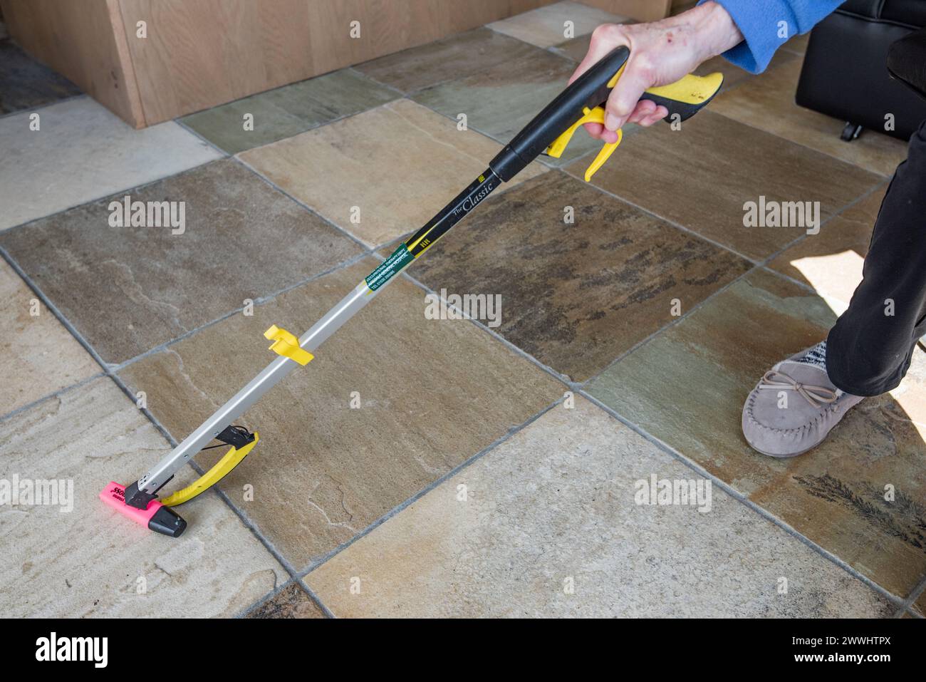 Rab and release helping hand hi-res stock photography and images - Alamy