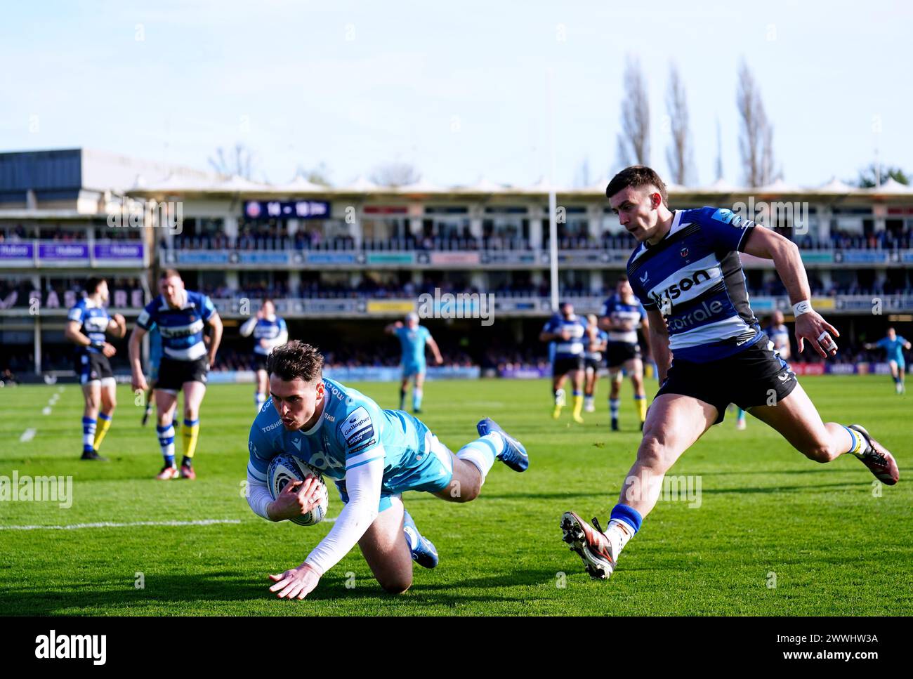 Sale Sharks' Tom Roebuck scores their side's second try of the game ...