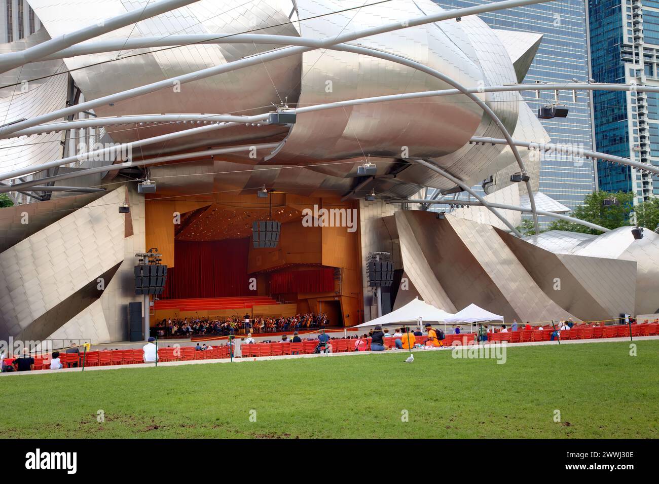 Chicago, Illinois. Pritzker Pavilion, Millennium Park Stock Photo - Alamy